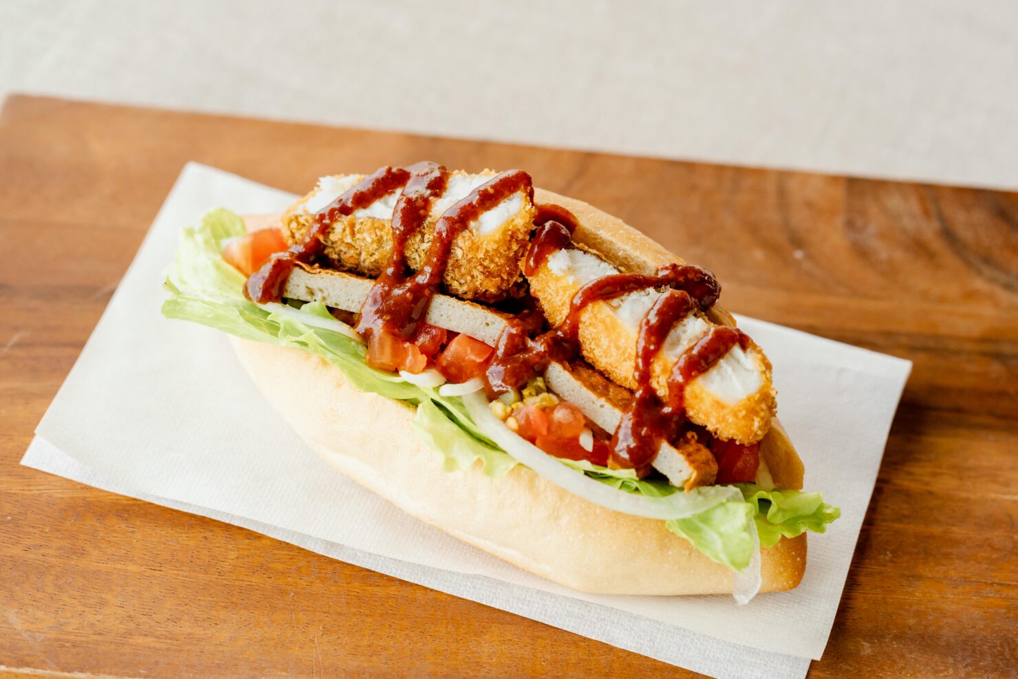 【うずまちテラス店限定】後を引く辛さ！あわじ島スパイシー鯛ドッグ！ | 【公式】あわじ島バーガー 淡路島オニオンキッチン
